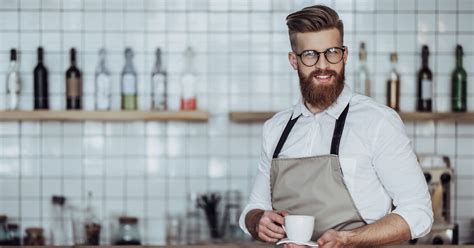 잘생긴 남자 바리스타가 커피숍에서 일하고 있다 바 카운터 뒤에 수염 난 남자가 커피를 만들고 있다 사진 Unsplash의 바리스타 이미지