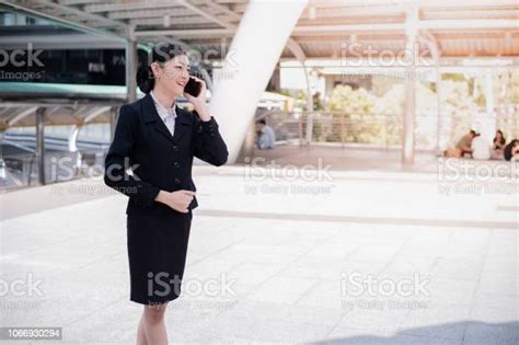 아시아 비즈니스 여자 미소 휴대 전화 사업의 성공에 대해 얘기 하 고 텍스트 위한 공간을 복사 경영자에 대한 스톡 사진 및 기타