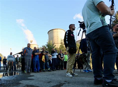 ИЗВЪНРЕДНО В ПИК Tv Миньорите и енергетиците от Бобов дол излязоха на протест в знак на