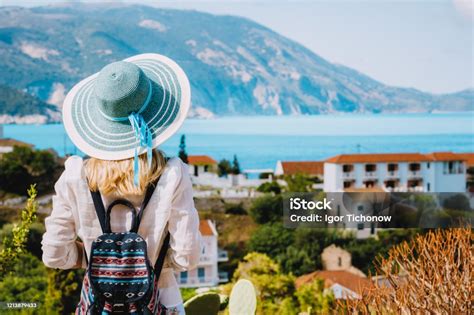 케팔로니아 섬 그리스에서 그리스귀엽고 선명한 색상의 아소스 마을을 즐기는 푸른 태양 모자를 쓴 관광 여성 건축에 대한 스톡 사진 및 기타 이미지 Istock