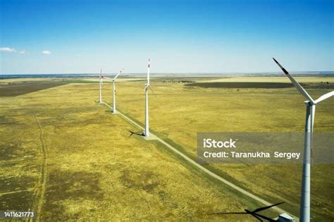 드론에서 쏘는 푸른 하늘을 배경으로 대초원의 풍력 발전소 0명에 대한 스톡 사진 및 기타 이미지 0명 개발 공학 Istock