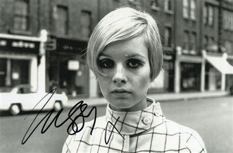 Twiggy Model And Actress Signed 7 5 X 5 Photograph With Coa Ebay Twiggy Model Twiggy Model
