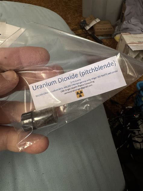 310000 Cpm Uranium Dioxide And Uraninite Pebbles High In Radium