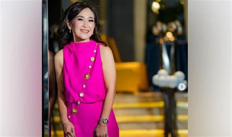 Gaya Fashion Direktur Bank Danamon Rita Mirasari Dari Rok Plisket