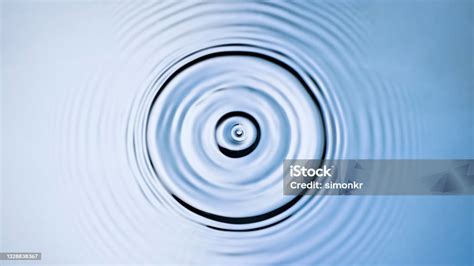 표면에 닿을 때 물방울이 튀어나와 잔물결을 일으킵니다 파문이 인다는에 대한 스톡 사진 및 기타 이미지 파문이 인다는 물 원형 Istock