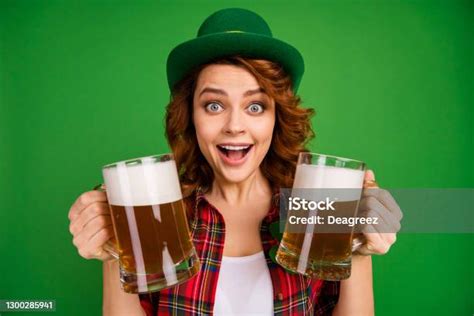 그녀의 클로즈업 초상화 그녀의 좋은 매력적인 예쁜 사랑스러운 쾌활한 물결 모양의 머리 소녀 체크 셔츠를 들고 손 공예 맥주에 고립 된 밝은 선명한 빛 생생한 녹색 색상 배경