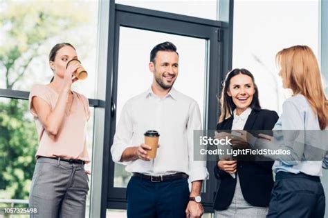 커피 브레이크 컨퍼런스 홀에서 동안 Conversatino 데 비즈니스 동료 교수에 대한 스톡 사진 및 기타 이미지 교수 교습 교육 Istock