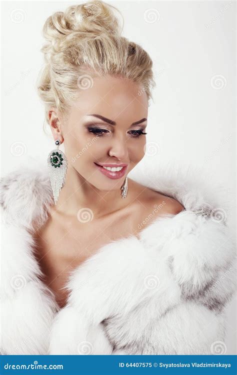 Сексуальная женщина с длинными светлыми волосами носит Luxurios меховую шыбу и Bijou Стоковое