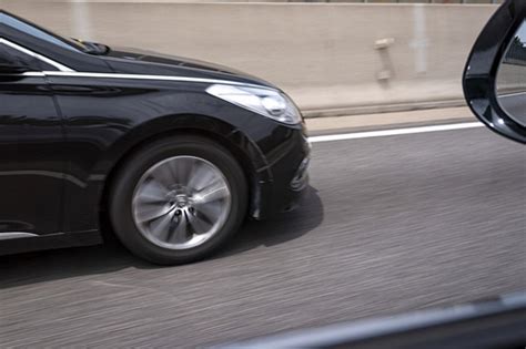 유토이미지 고속도로를 달리는 자동차