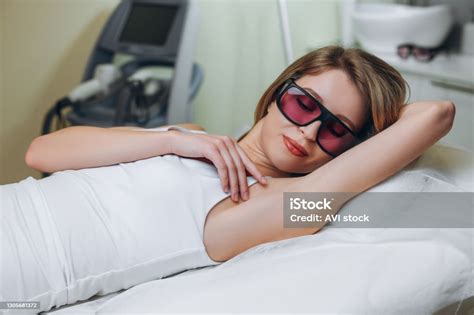 전문 뷰티 살롱에서 레이저 제모를 갖는 뷰티 클리닉에서 의료 테이블에 누워 성인 여성 20 24세에 대한 스톡 사진 및 기타 이미지 20 24세 Electrolysis