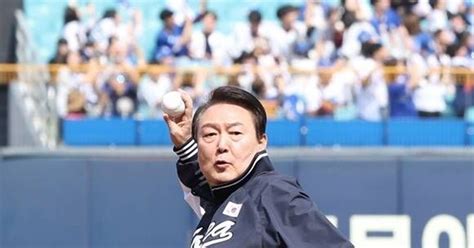 尹 프로야구 개막전 깜짝 시구김건희 여사도 동행