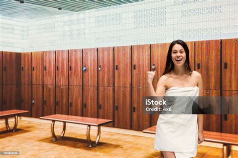 아름다운 여성 서 와 A 수건 에 그만큼 체육관 탈의실 과 하기 주먹 펌프 30 34세에 대한 스톡 사진 및 기타 이미지 30 34세 30 39세 건강한 생활방식