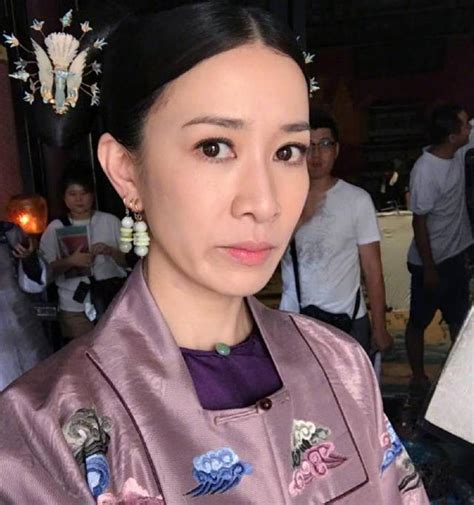 43岁佘诗曼与37岁薛凯琪合影，美貌气质身材不输00后，是女神