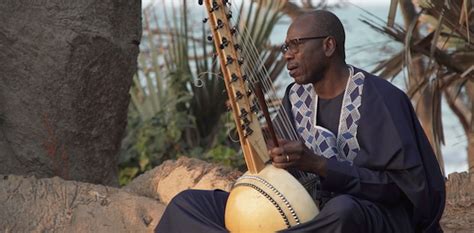 Kora à La Recherche Des Origines Du Célèbre Instrument De Musique à
