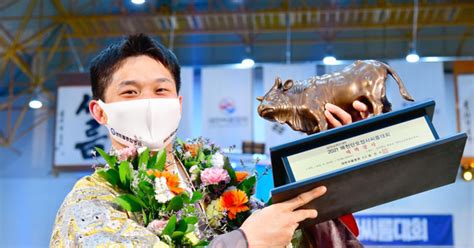 황소 트로피 든 태백장사 노범수