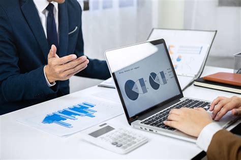 비즈니스 동료 팀 회계 금융 아이디어 프리 젠 테이 션의 새로운 프로젝트 및 금융 사업 투자의 회의 전략 계획 작업 및 분석 계획에 대한 스톡 사진 및 기타 이미지 Istock