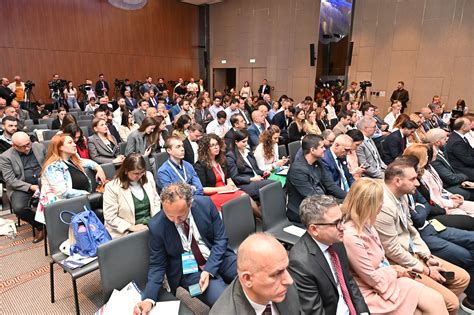 Народна 👉Ангеловска Бежоска на Балканскиот самит на поранешни студенти Регионалната соработка