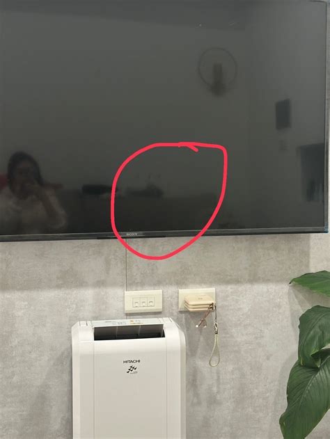 我妹看了我一下，沒問原因就只說好。 可能我的表情太不對勁了😰 後來隔了幾天，328當天 我妹又說她在電視螢幕發現了另一個右手手印 昨天晚上