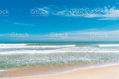 푸른 하늘과 흰색 구름 추상적 인 텍스처 배경과 아름다운 열대 해변 여름 방학 및 휴가 비즈니스 여행 개념의 공간을 복사합니다 빈티지 톤 필터 효과 색상 스타일입니다 0명에