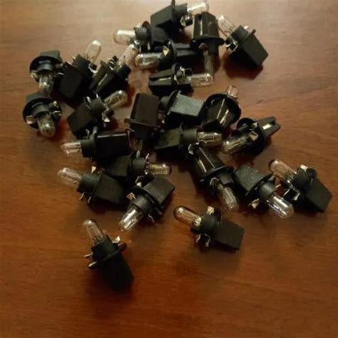 لامپ وجا لامپی پشت کیلومتر پیکان وانت5عددی