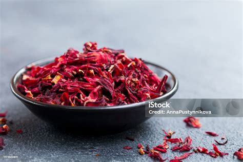 검은 그릇에 히비스커스 차 회색 슬레이트 배경입니다 공간을 복사합니다 건강관리와 의술에 대한 스톡 사진 및 기타 이미지 건강관리와 의술 건강한 생활방식 건강한 식생활