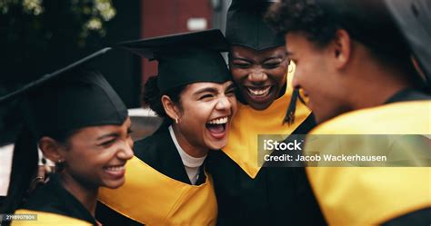 대학 또는 대학교 캠퍼스에서 친구들과 함께 교육 흥분 및 졸업 축하 미소 성공 이정표 목표를 응원하는 행복한 대학원생 또는 학생들과 함께 20 24세에 대한 스톡 사진 및