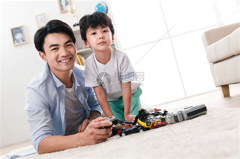 快乐的父子在客厅玩耍高清图片下载 正版图片507674784 摄图网