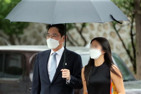Photo Of Lee Wonju Daughter Of Samsung Vice Chairman Attending A Wedding Supported By Her