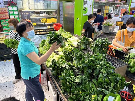 一线直击｜海珠区部分区域继续实行防控措施，超市药店正常营业市民“菜篮子”满满
