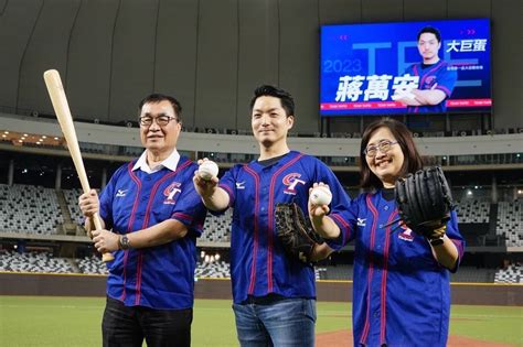 率市府團隊開箱大巨蛋 蔣萬安：盼老球迷牽小球迷走進大巨蛋看球 傳承棒球記憶 Enn台灣電報
