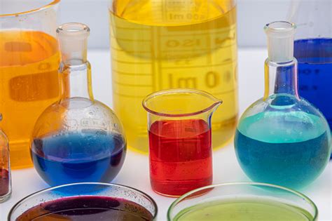 실험실 장비 유리 튜브 플라스크 에렌마이어 비커 페트리 접시 풍선 및 기타 화학 및 의학 실험실 측정 장비 과학 실험 또는 측정을 위해 설정된 테스트 장비 Stem 주제에