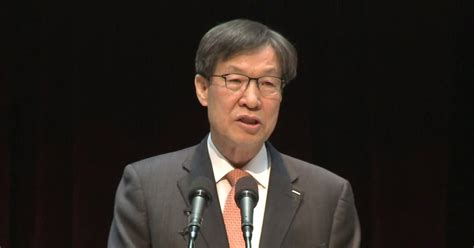 포스코 권오준 회장 임기 2년 앞두고 전격 사퇴