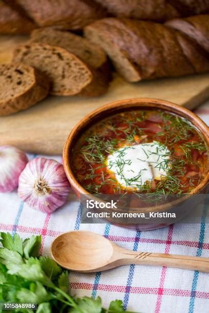 사탕 무 야채 호밀빵 마늘과 사 우 어 크림과 함께 고기 빨간 보르시에 의하여 이루어져 있다 0명에 대한 스톡 사진 및 기타 이미지 Istock