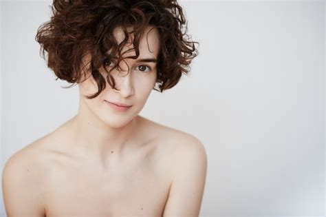 Junge brünette Frau mit lockigem Haar Kostenlose Foto