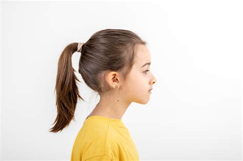 노란색 티셔츠를 입은 소녀의 측면 모습 초상화 흰색 배경에 고립되어 있습니다 아이에 대한 스톡 사진 및 기타 이미지 아이 소녀 십대 소녀 Istock