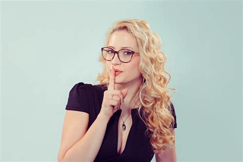 쉿 여자 넓은 눈 요구 침묵 또는 비밀 손가락으로 입술에 쉬이 잇 손 제스처 감정에 대한 스톡 사진 및 기타 이미지 감정