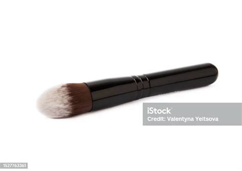 화장품 메이크업 브러쉬는 흰색 배경에 분리되어 있다 블러셔 아이섀도우 컨투어 파운데이션 컨실러 브론저 각진 브러쉬 메이크업 세트 아름다움 개념입니다 0명에 대한 스톡 사진