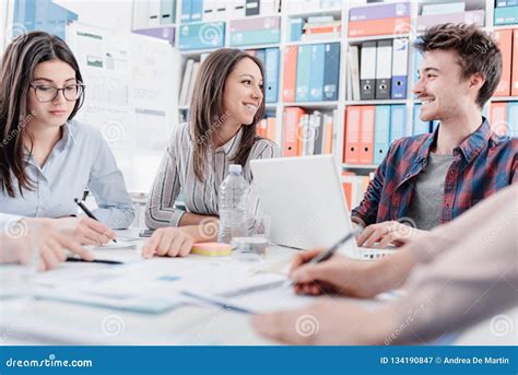 Bedrijfs Mensen Die Een Vergadering Hebben Stock Afbeelding Image Of