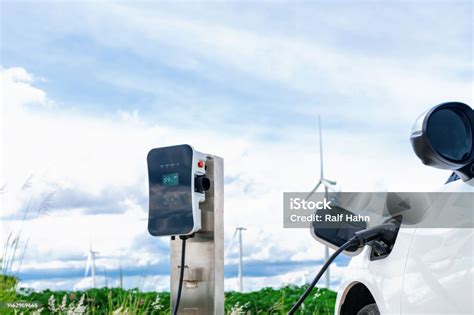 Ev 자동차 충전소 및 풍력 터빈의 점진적인 조합 0명에 대한 스톡 사진 및 기타 이미지 0명 개념 건축물 Istock