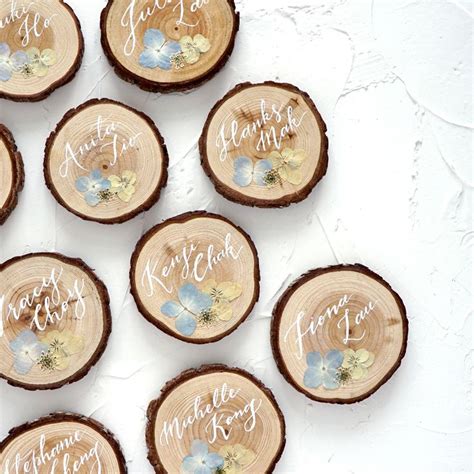 Moon And Back Calligraphy 作為剛起步的我們 可以有機會製作數量不少的回禮小禮物 實在感到非常榮幸 這些 是客人的點子 準新人提供原木片給我們寫字及貼押花 然後他們再加工