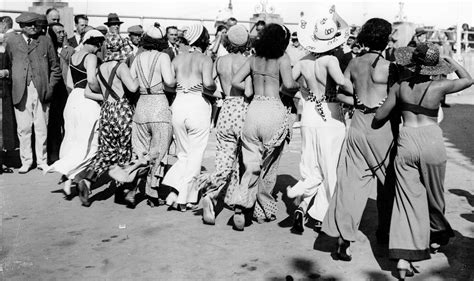 20 Fascinating Vintage Photos Of British Holidaymakers Frolicking By