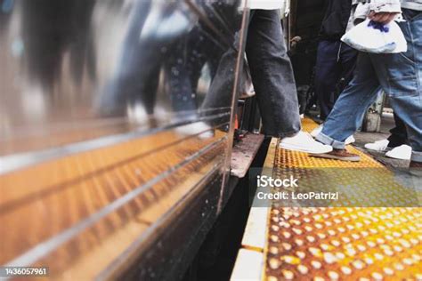 뉴욕시 지하철 열차가 역으로 정차하고 기차를 출입하는 사람들이 많이 있습니다 기차에 대한 스톡 사진 및 기타 이미지 기차 사람들 뉴욕 시 Istock