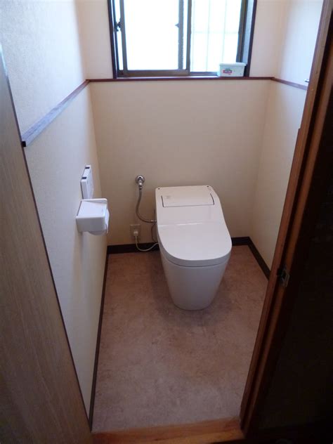 018 トイレのリフォーム。 タイル壁も壁紙に。｜リフォーム工事事例｜株式会社 和田電機（ワダデンキ）