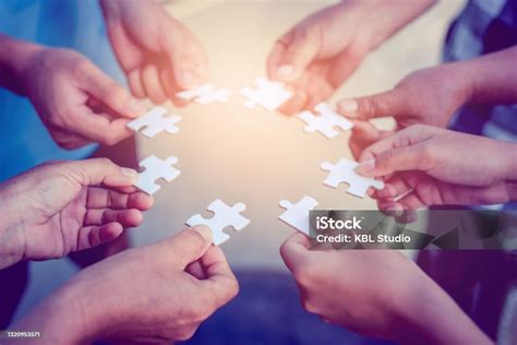 직소 퍼즐을 연결하는 다양한 사람들의 손 비즈니스파트너십 및 팀워크 개념 개발에 대한 스톡 사진 및 기타 이미지 개발