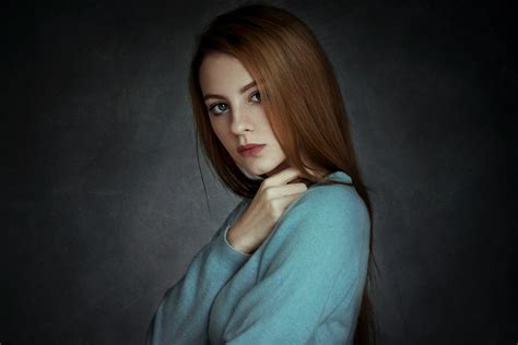 배경 화면 여자들 빨간 머리 초상화 긴 머리 갈색 머리의 안경 뷰어를보고 사진술 유행 파란색 옷 사람 피부 색깔 소녀 아름다움 눈 레이디