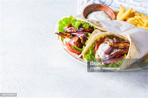 야채 감자 튀김 츠타지키 소스를 곁들인 치킨 자이로 그리스 음식 개념 피타 빵에 대한 스톡 사진 및 기타 이미지 피타 빵