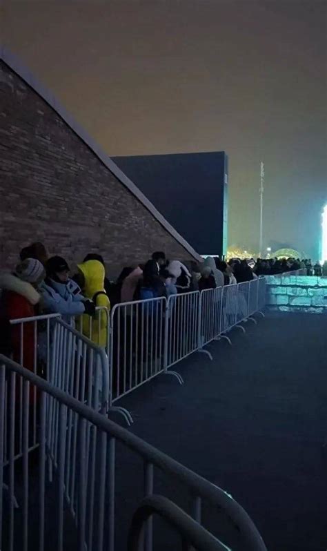 冰雪大世界回应“开园首日游客要求退票” 哈尔滨 园区 滑梯