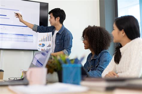 전문 마케터가 동료들과의 기획 비즈니스 회의에서 프레젠테이션을하고 있습니다 다양한 젊은 기업가들의 만남 이야기 사업가들이