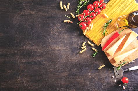 나무 배경에 조리되지 않은 파스타 맨 위 보기입니다 요리용 재료로 파스타를 생으로 조리합니다 식품 개념 이탈리아 음식 건강한 생활방식에 대한 스톡 사진 및 기타 이미지