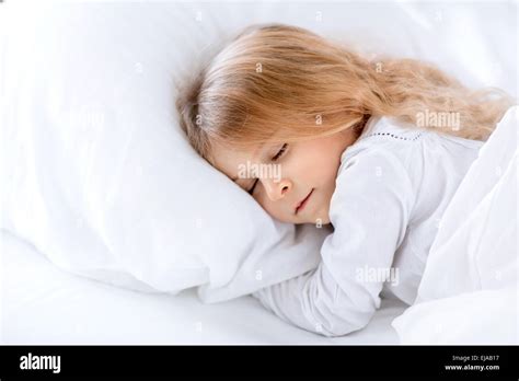 Fille Qui Dort Banque De Photographies Et Dimages à Haute Résolution